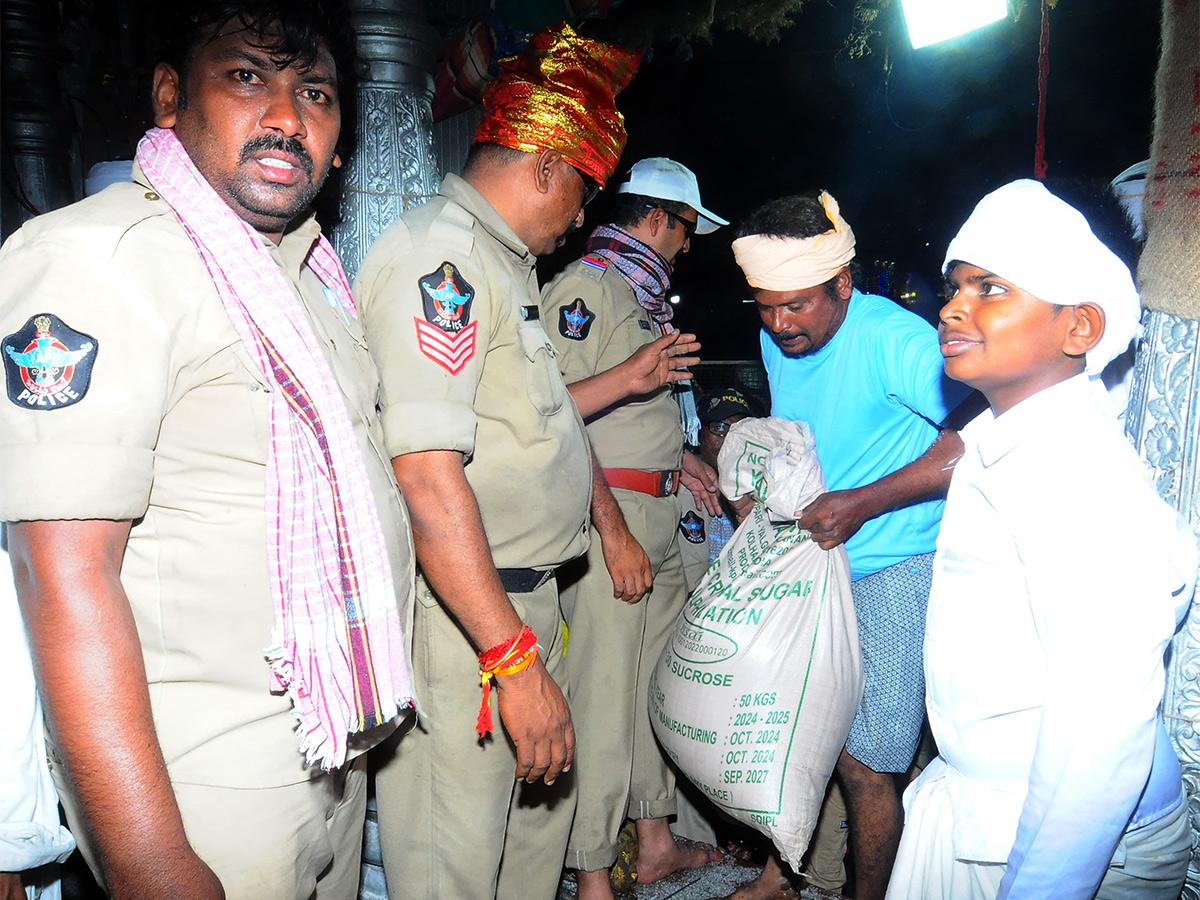 గూగూడు కుళ్లాయిస్వామి క్షేత్రం భక్తజన సాగరం (ఫొటోలు) | Muharram 2025, Huge Devotees At Gugudu ...